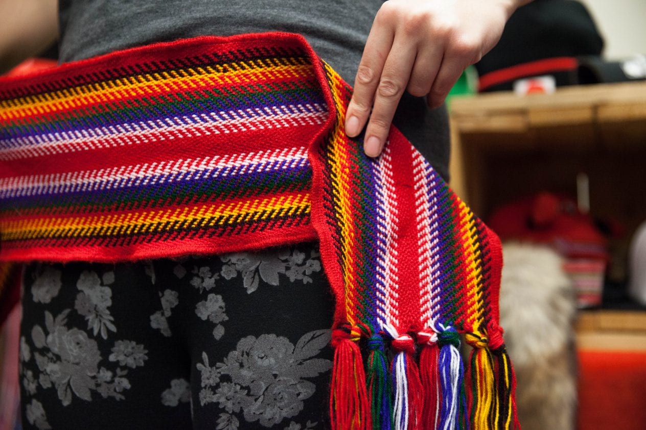 6 STEPS TO TYING YOUR SASH LIKE A REAL VOYAGEUR - Festival du Voyageur