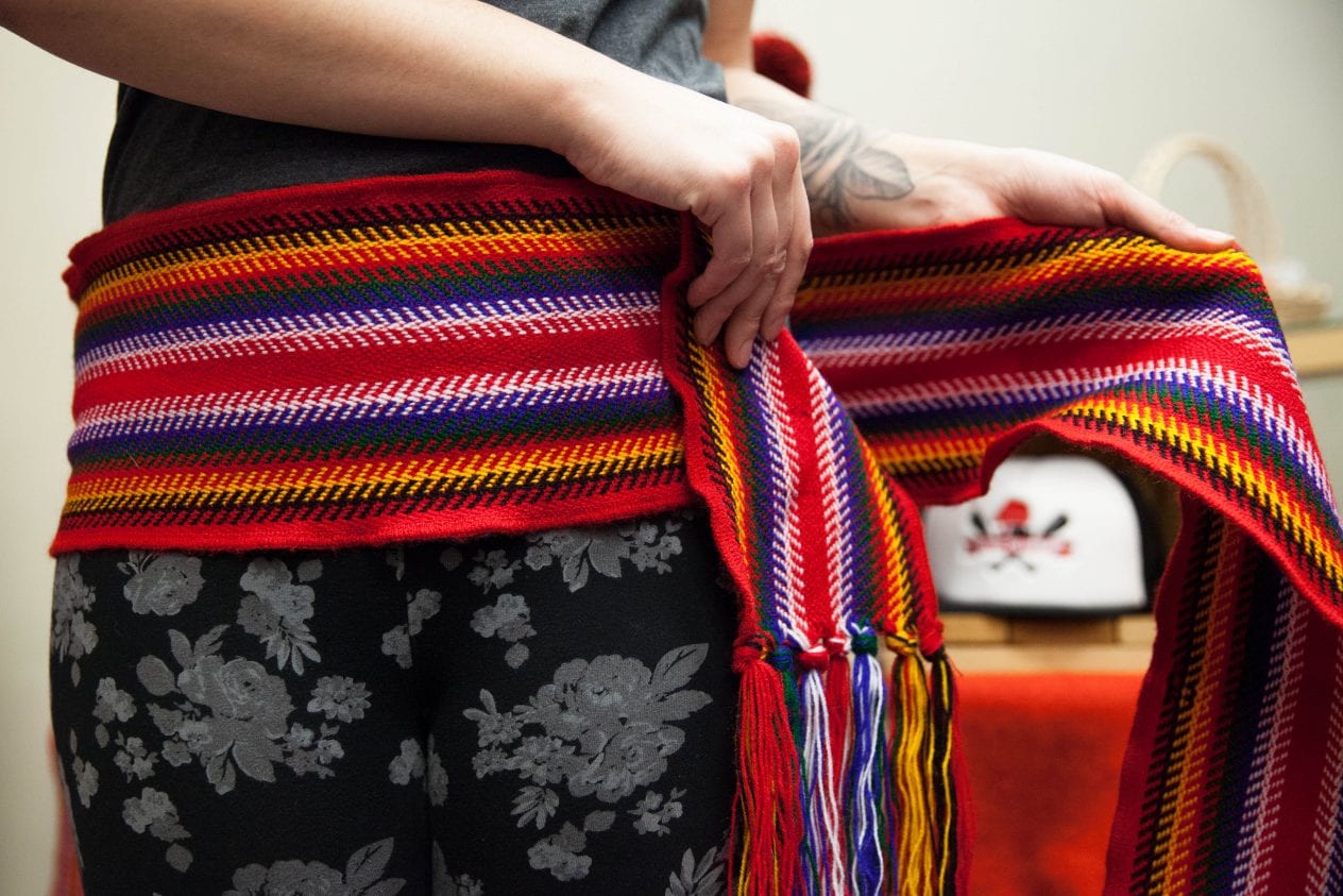 6 STEPS TO TYING YOUR SASH LIKE A REAL VOYAGEUR - Festival du Voyageur